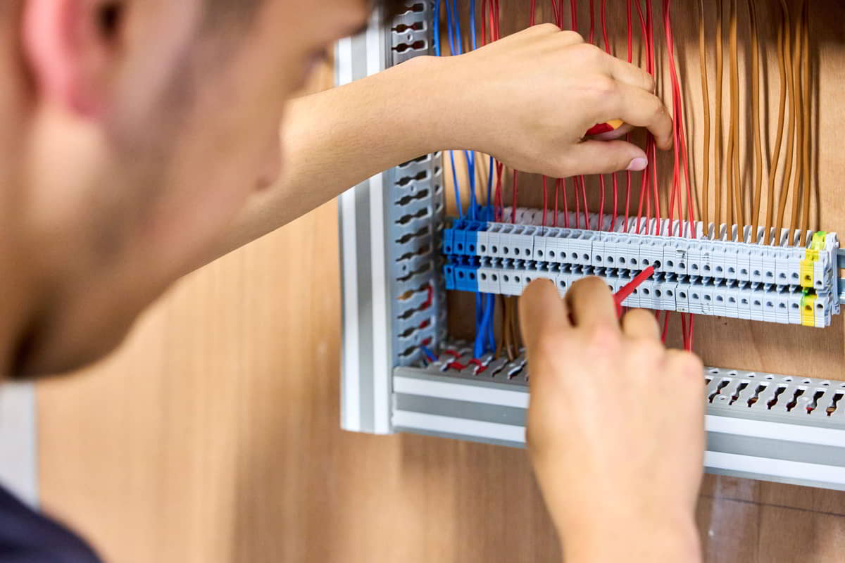 En quoi consiste le métier d'électricien automaticien ? - Institut Don ...